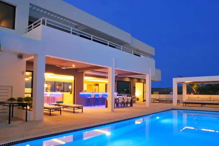 Villa Neon *Astonishing  Ocean Views* - San Salvador