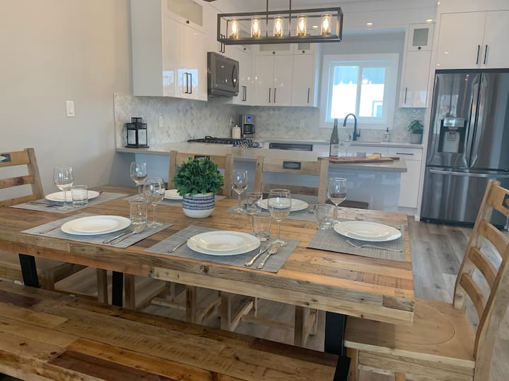 Legal-1/2 Blk To The Beach 3 Br, 3 Bath House. - Penticton