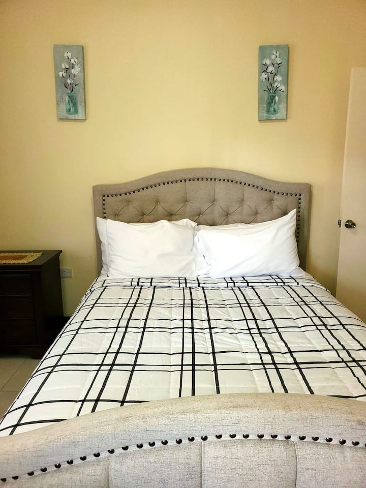 2 Bedroom 2 Bath Gated Comm Beach Restaurants Mall - Montego Bay