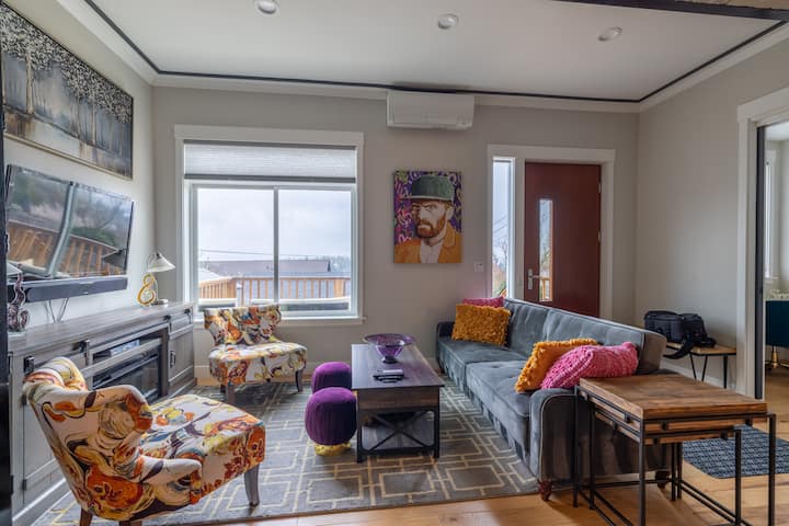 Views At Emerald City Escape-uw/cap Hill/mad Pk - Kirkland, WA