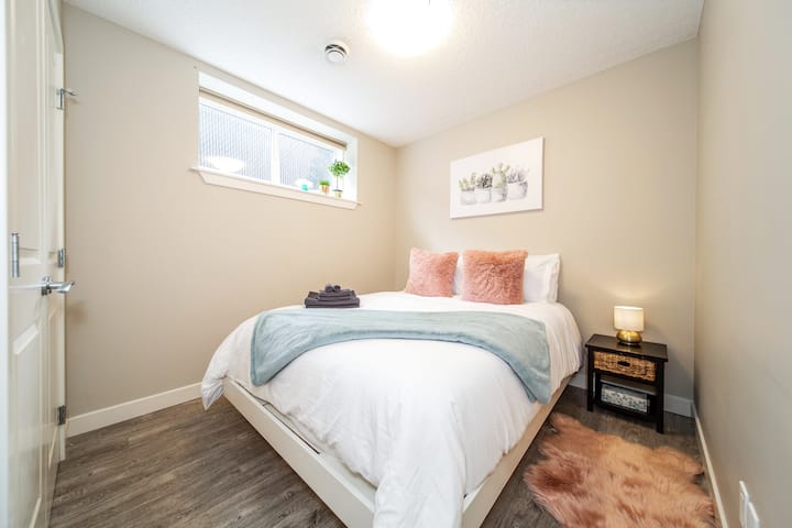 Bright Modern Suitenetflixwifilong Staysclean - Edmonton