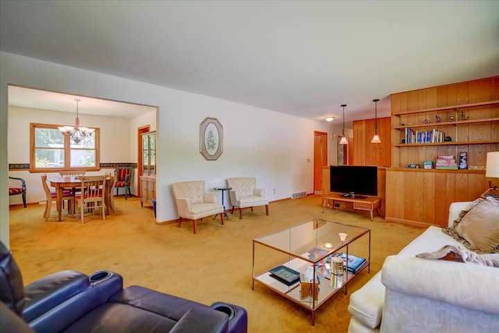 Vintage Home Steps Away From Lake Mendota - Madison, WI