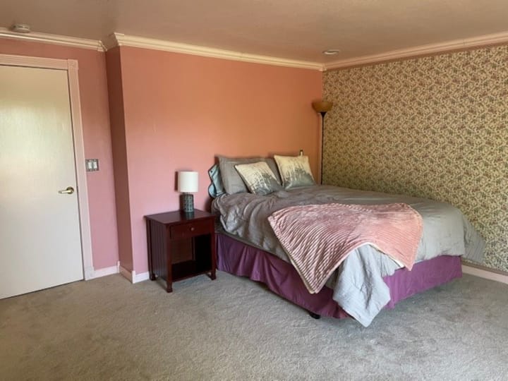 Sherry's Haven - The Queen's Quarters - Klamath Falls, OR