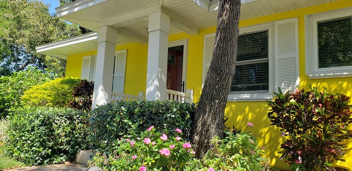 Mid Mod Yellow Bungalow, Close To Downtown St Pete - St. Petersburg, FL