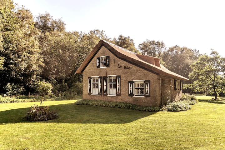 Hans En Grietje Huisje Met Een Fantastische Tuin - Friesland