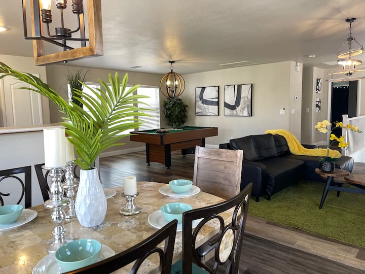 Vegas 4br Home: Pool Table, Garage & Comfor - Henderson, NV