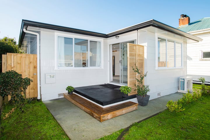 The Perfect Little House (Mala Kuća) - Gisborne