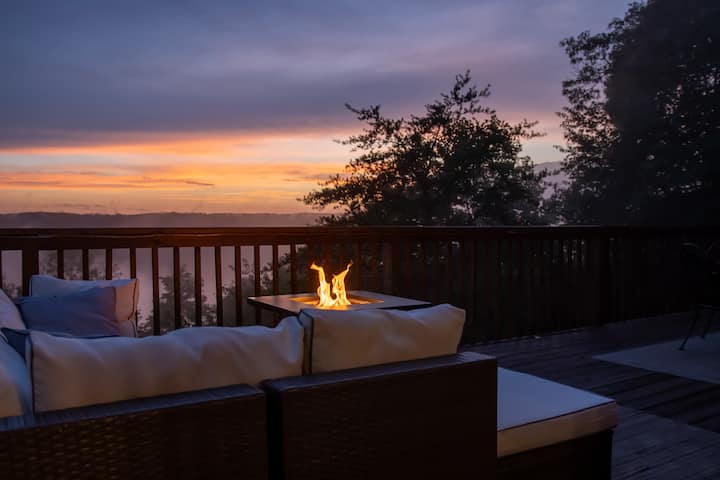 Dazzling Sunset Mountain View! Ping-pong! Hot Tub! - Monteagle, TN