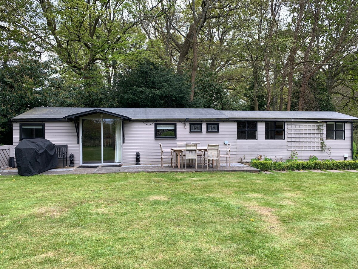 Peaceful lodge in grounds of Manor House in Netley, England, United ...