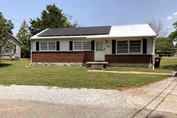 A Solar Home, Close In, Great For Families! - Bowling Green, KY