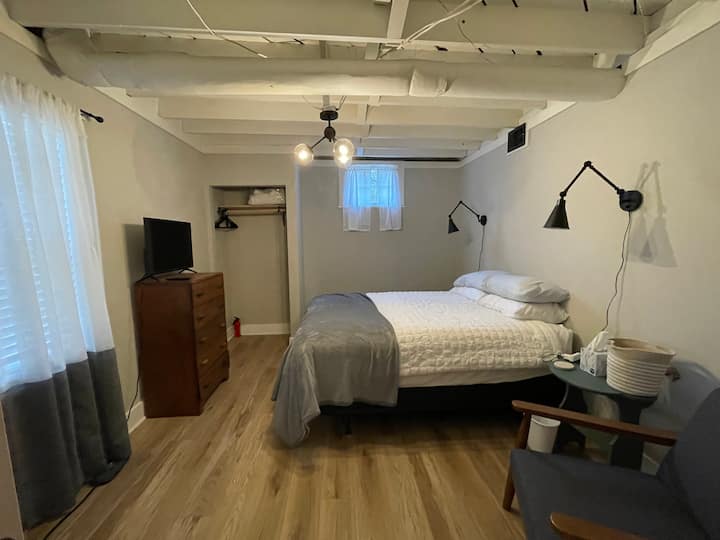 Near Downtown Basement Suite W/ Private Entry - Johnson City, TN