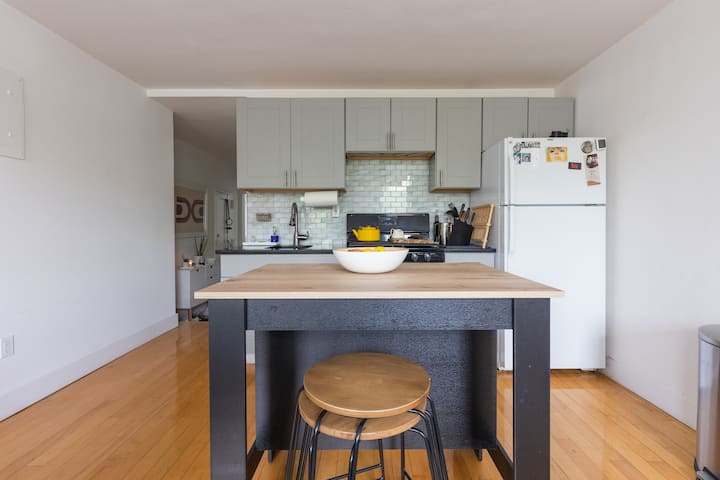 Cozy Room With Private Bathroom In Williamsburg - Queens, NY