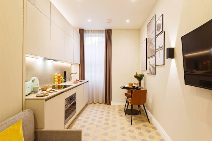 Solo Stays In A Studio At Heart Of London-basement - Bloomsbury