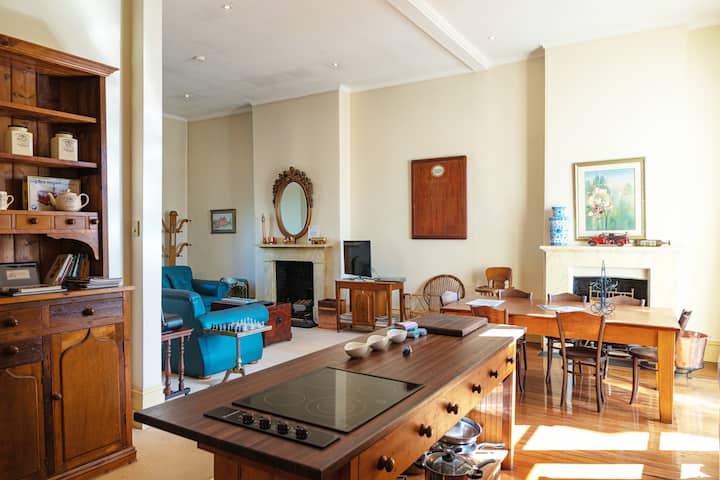 Luxury King Spa Penthouse At The Fire Station Inn - Glenelg