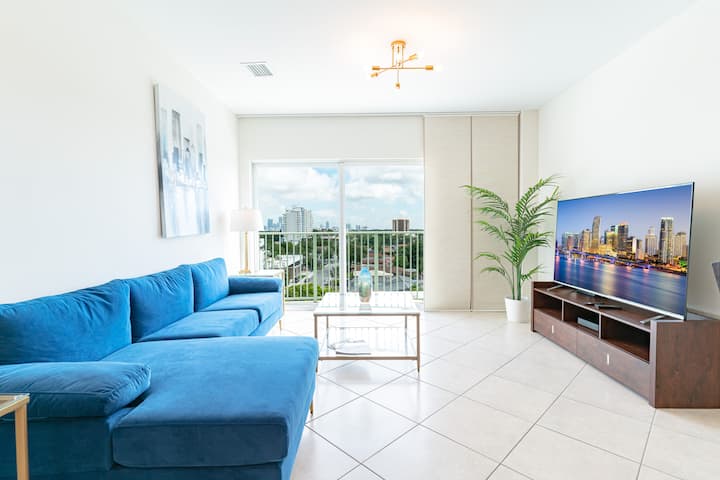 Large Apt, Parking, Split King Bed, Washer & Dryer - Miami, FL