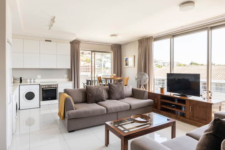 Odyssey Living | Green Point | Pool & Parking - Le Cap