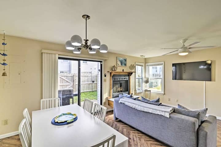 Cozy Virginia Beach Townhouse - Virginia Beach, VA