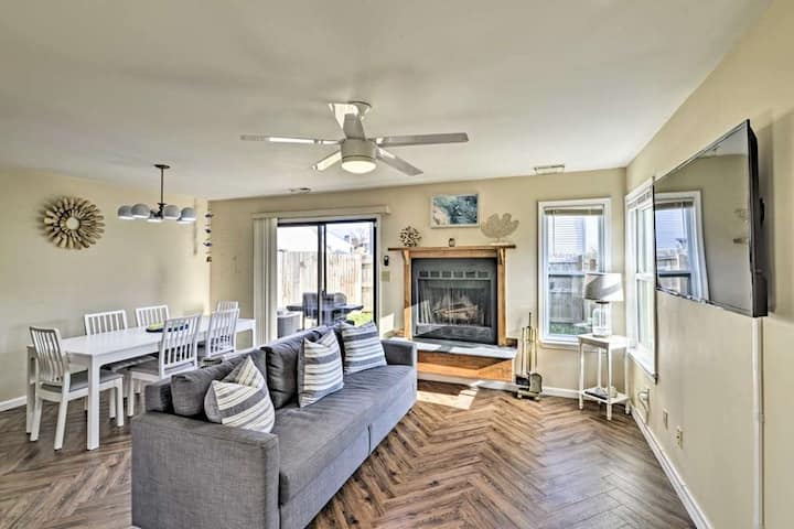 Cozy Virginia Beach Townhouse - Virginia Beach, VA