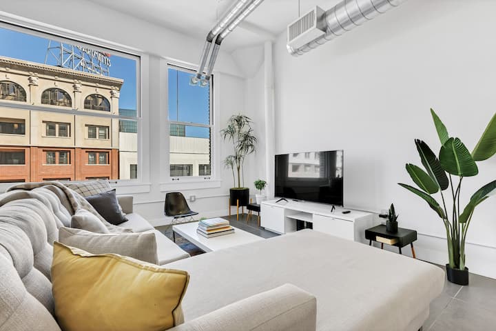 Modern Luxe 1 Br Condo | King Bed | Free Parking - Los Angeles, CA