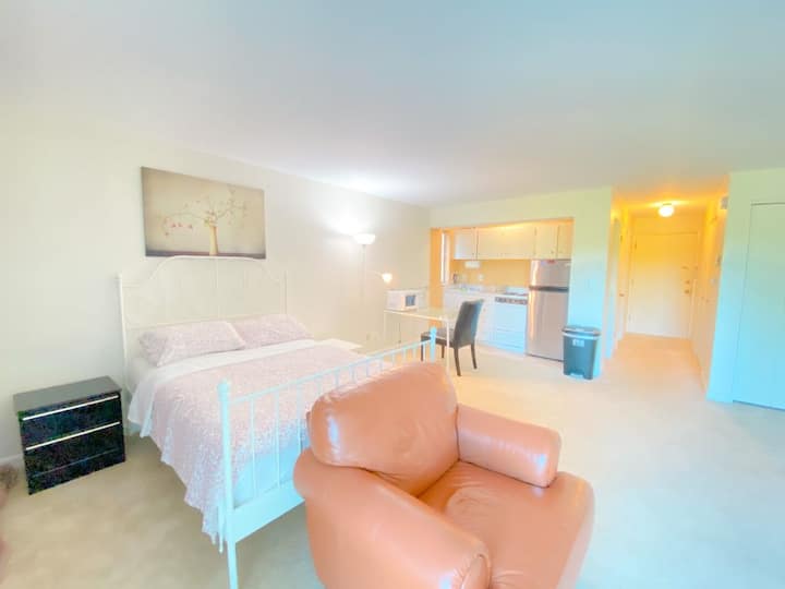 Cozy Quiet Studio With Deck Ravenna Bryant Uw 04-2 - Kirkland, WA