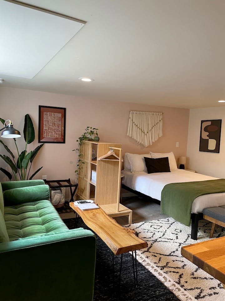 The Fox Den—stylish Parkside Studio - Portland