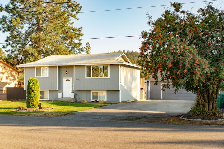 Large Driveway, Centrally Located, Fast Internet! - Spokane Valley, WA