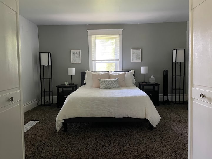 2 Br, Comfy Beds, Screened-in Porch - Grand Rapids, MI