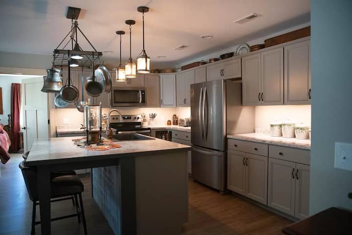 New! Modern Farmhouse, Amenities 👌 + Near Downtown - Brevard, NC