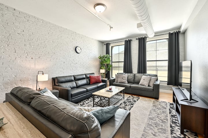 Luxe Condo Mke • 3rd Night Free For Midweek Stays! - Milwaukee