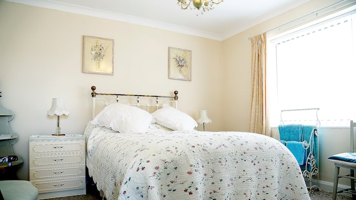 Sunny First Floor Apartment, Near Conwy - Conwy