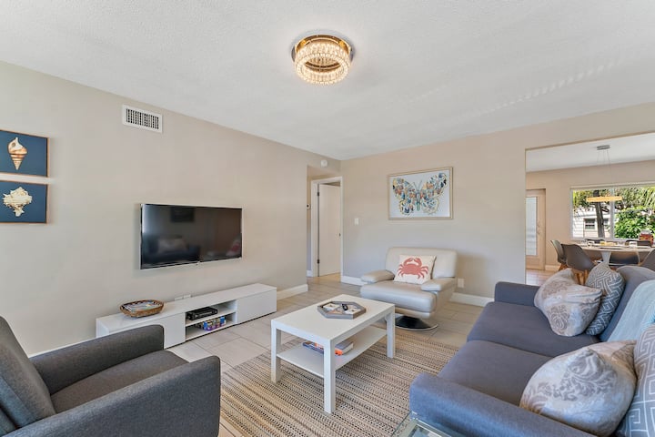 2br 1ba Renovated Beach Apt In A Small Building - North Palm Beach, FL