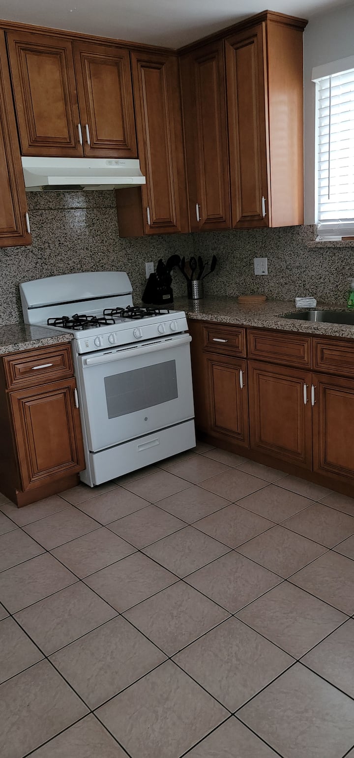 Beautiful Large Updated 1 Bedroom Home!! - San Leandro, CA