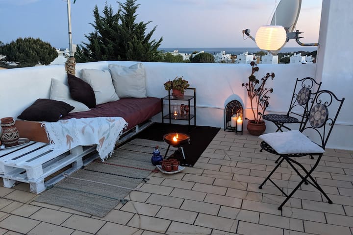 Beach Oasis W Pool, Garden & Rooftop Sea Views - Porches