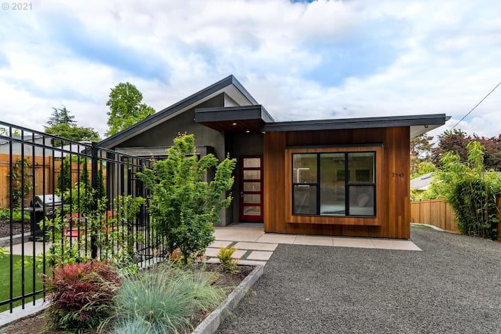 "Little Wing" - Modern & Stylish Ideal Uo Location - Eugene, OR