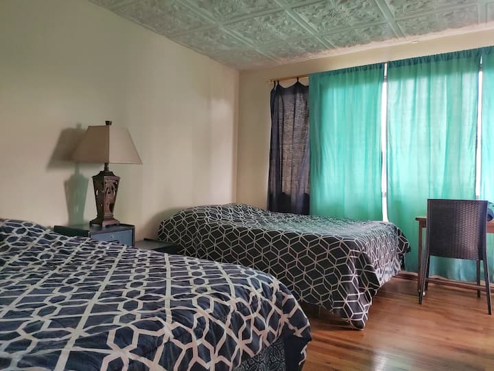 Amplia Habitación Con Baño Y Terraza Privada - Cuenca, Ecuador