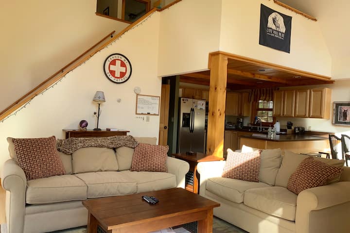 Peaceful Mountain Home With Hot Tub And Game Room - New Hampshire