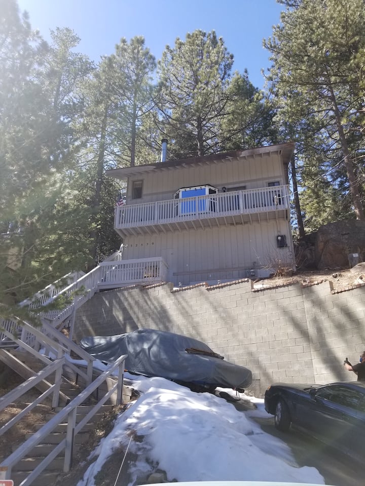 Cozy Treehouse Getaway - Running Springs, CA