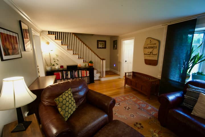 Cozy West Hartford Colonial, Fantastic Location! - Farmington, CT