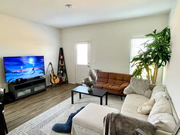 Bright North Austin Entire Home W 65in Smart Tv - Pflugerville, TX