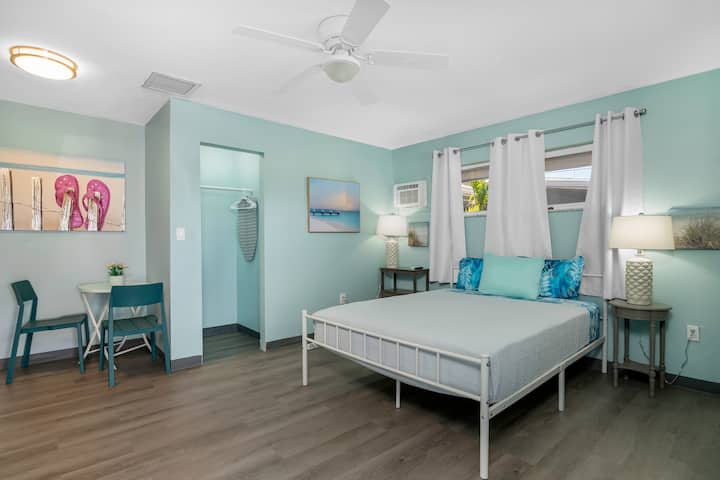Latitude 26 Fort Myers Beach - Queen With Kitchen - Fort Myers Beach, FL