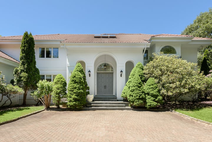 True Mediterranean Villa In The Middle Of Hamptons - Sag Harbor, NY