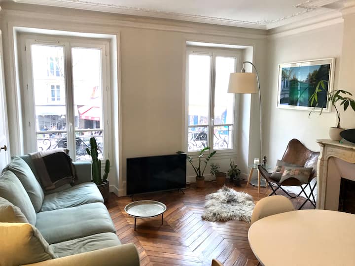 Parisian Charm In The Bastille Neighbourhood - Paris