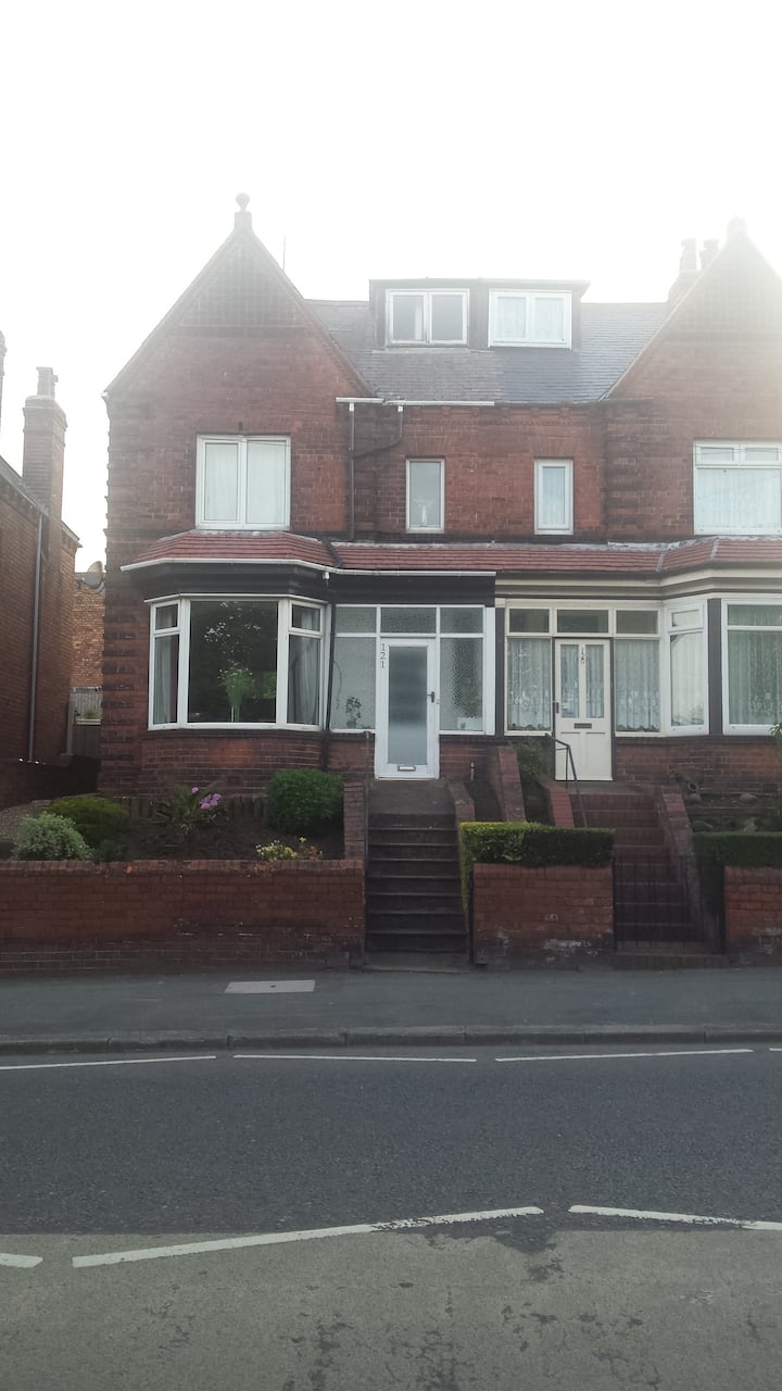 Friendly Family Rooms By The Sea 1 - Twin - Scarborough