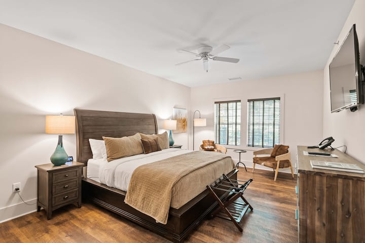 Standard Deluxe Room At The Manor In Blowing Rock - Blowing Rock, NC