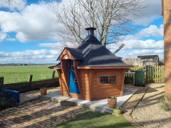 Rural Fenland Cabin & Hot Tub Getaway - Bourne