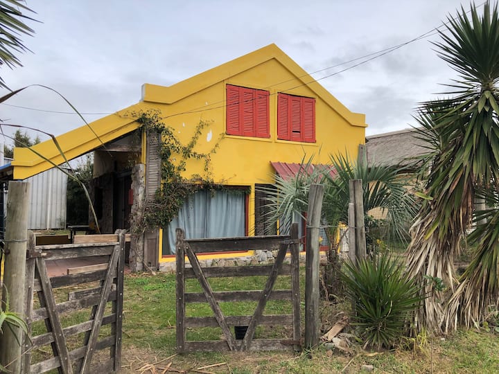 Los Lobos: Casa Amplia A Dos Cuadras Del Mar - Aguas Dulces