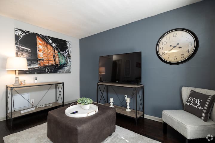 24-2 Queen Beds-1 Bath-pet Friendly-2nd Floor - Louisville, KY