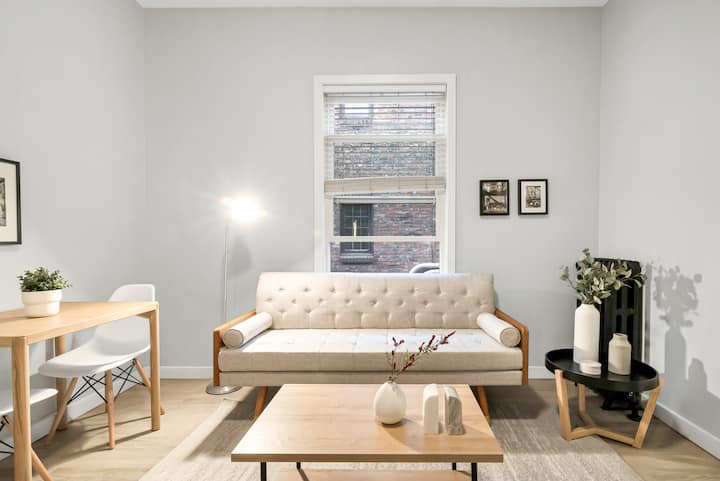 Hip & Well Located 1 Bed Apartment In Capitol Hill - Seattle, WA