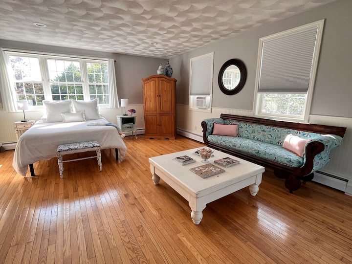 Beach Pass Included. Private Entry Studio, Grill - Rhode Island