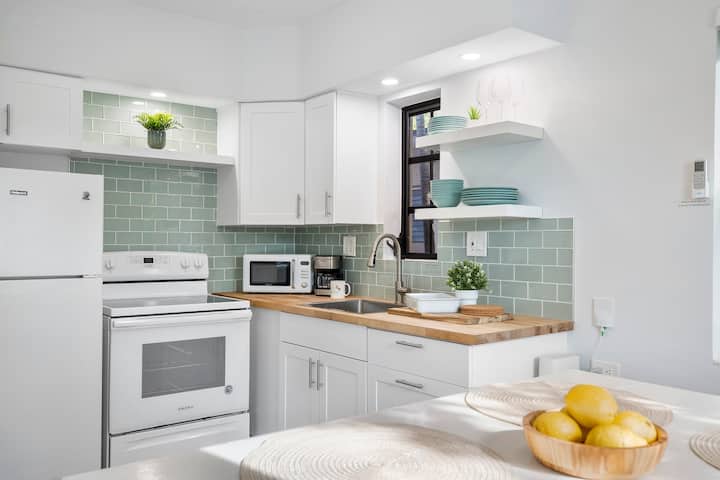 Walk To Calle Ocho+brickell View+parking+5 Mi>sobe - Coral Gables, FL